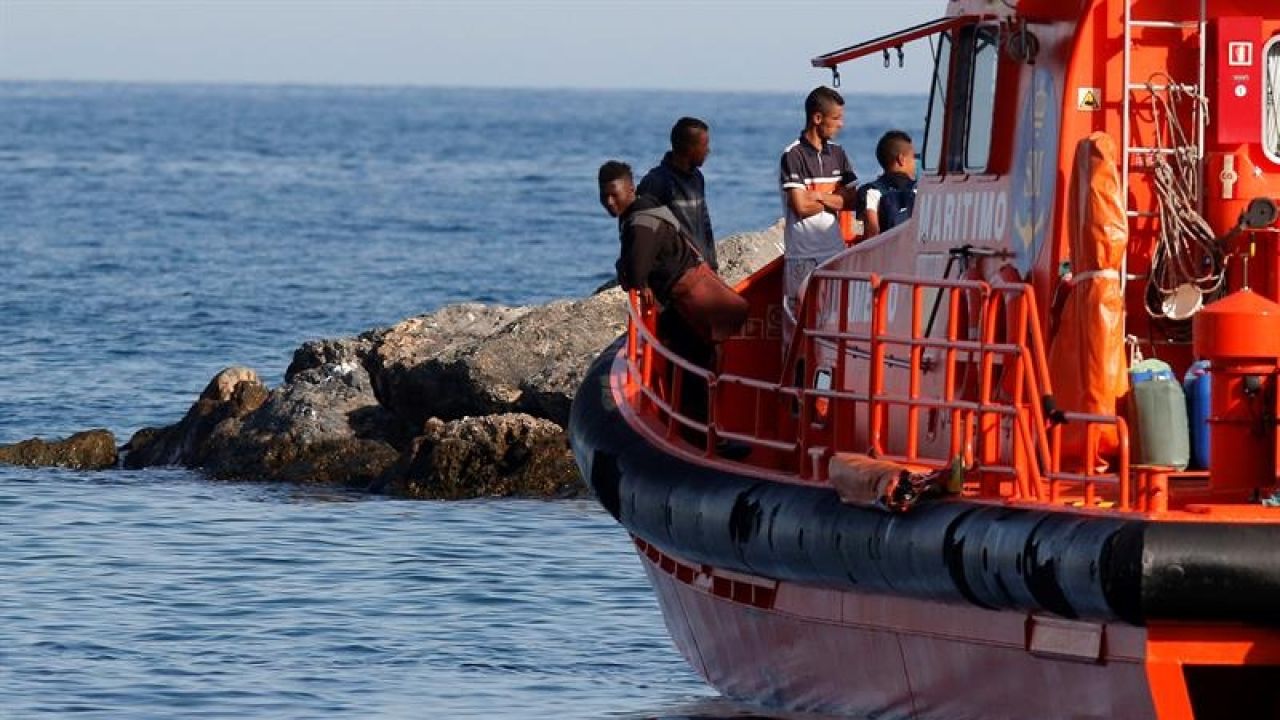 Al menos un muerto y un herido en el desembarco de una patera en ...
