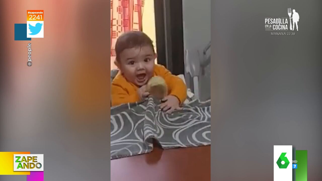 La tierna reacción de un bebé cuando consigue atrapar la barra de pan ...
