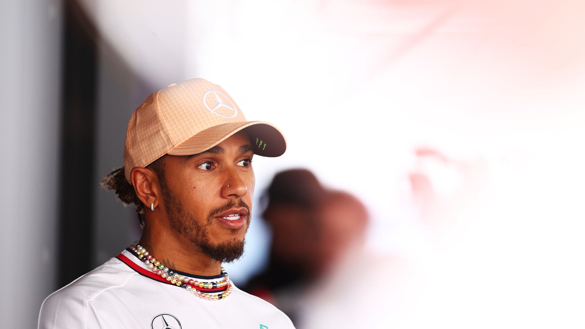 Lewis Hamilton explota por su sanción y denuncia que otros coches ...