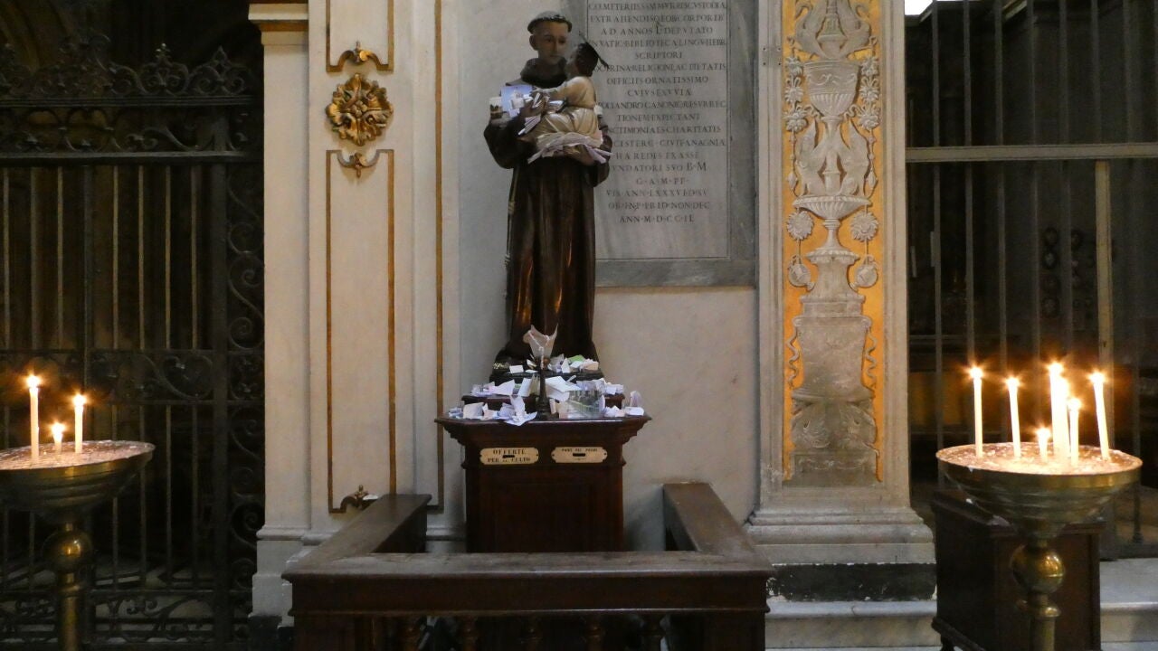 La estatua de la Basílica de Santa María, en Trastévere, que veneran ...